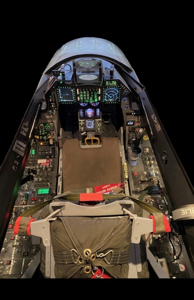 A: Viper Charlie F-16 Flightsimulator - JaHeLi Simulator